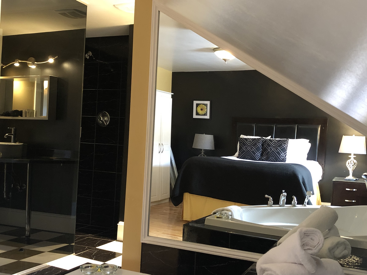 Confederation Suite - Leaside Manor