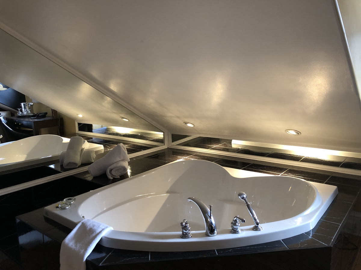 Confederation Suite - Leaside Manor